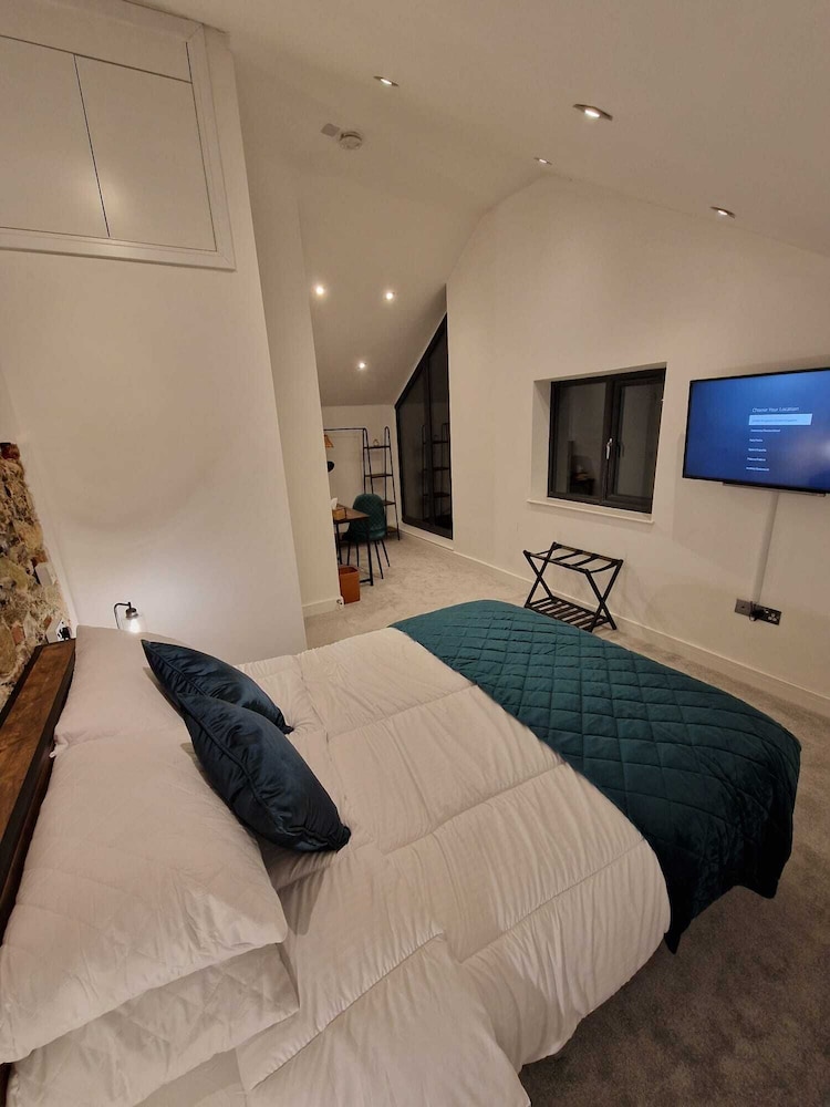 Superior 1 Bed Apartment Amesbury Town Centre, Stonehenge - 도싯