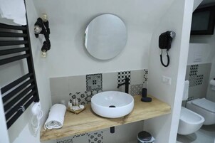 Apartamento, 1 quarto | Casa de banho | Chinelos, papel higiénico 