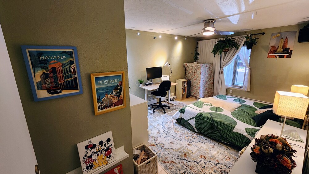 Large 2BR/2BA, 2 office WFH setups by the lake - Frisco | Vrbo