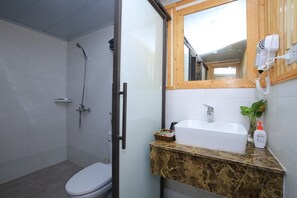 Quarto clássico, várias camas, sacada, vista para a montanha | Banheiro | Secador de cabelo, chinelos