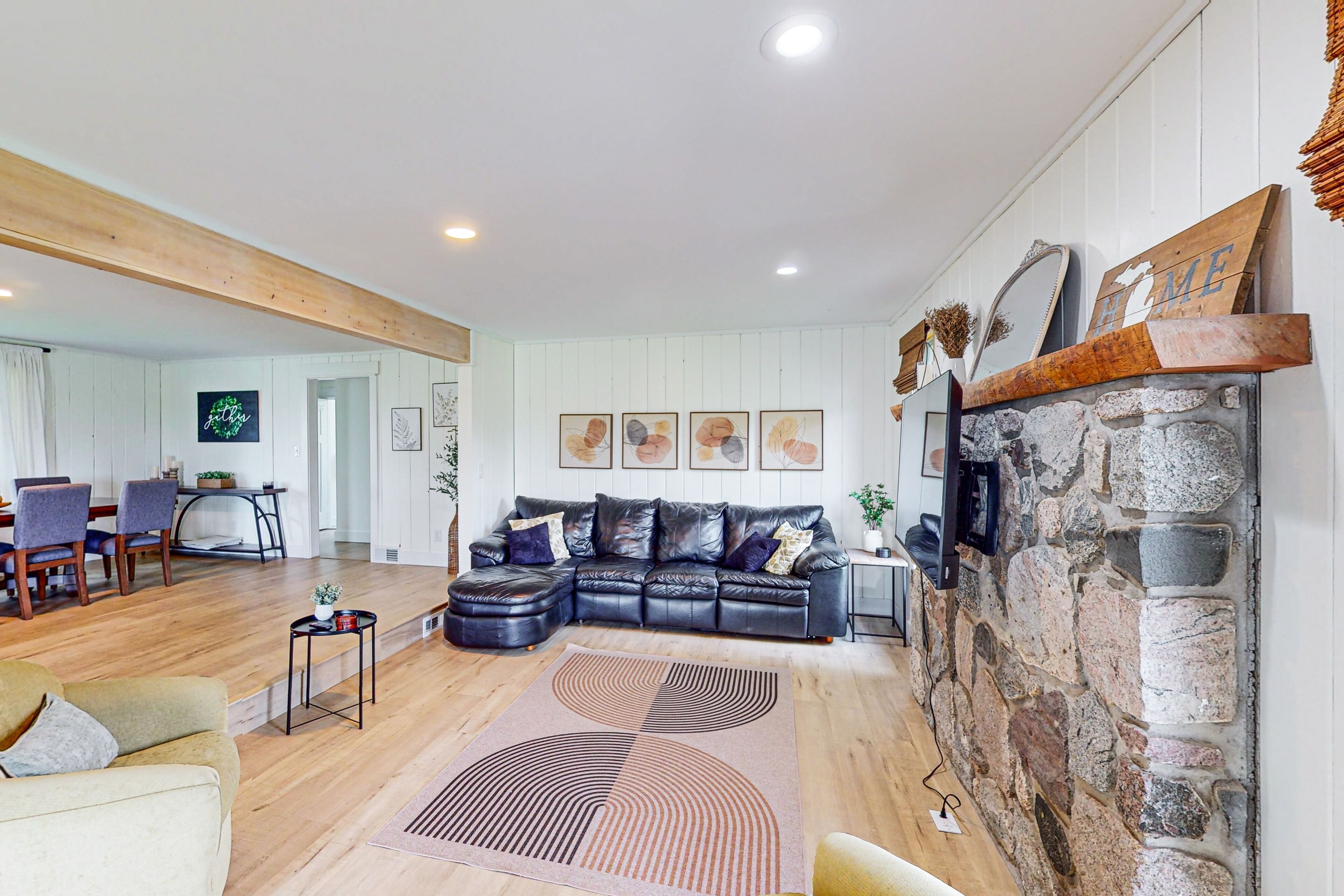 Fully Updated Home With Beautiful Kitchen, Games, Large Yard & Deck, Smart Tvs - Petoskey, MI