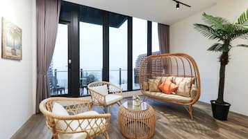 Quarto quádruplo luxo, vista parcial para o oceano | 1 quarto, individualmente decorados, quartos à prova de som