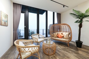 Quarto Quádruplo Deluxe, vista parcial para o oceano