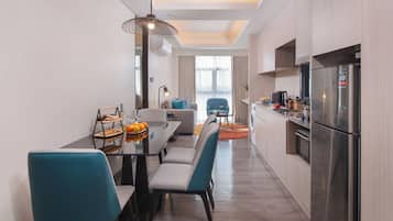 Apartamento luxo, 2 quartos | Área de estar | TV de tela plana 32 polegadas com canais a cabo
