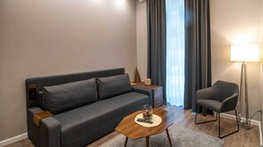 Quarto casal luxo | Cofres nos quartos, individualmente decorados, escrivaninha