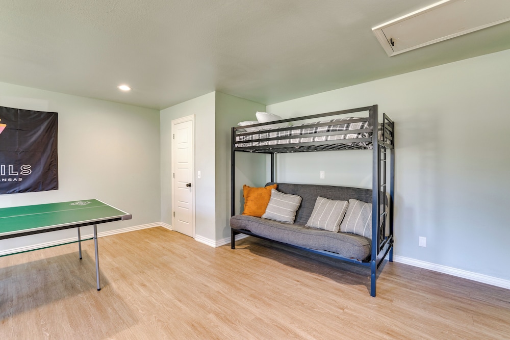 Lovely Bentonville Home W/ Grill: 1 Mi To Downtown - Bentonville, AR