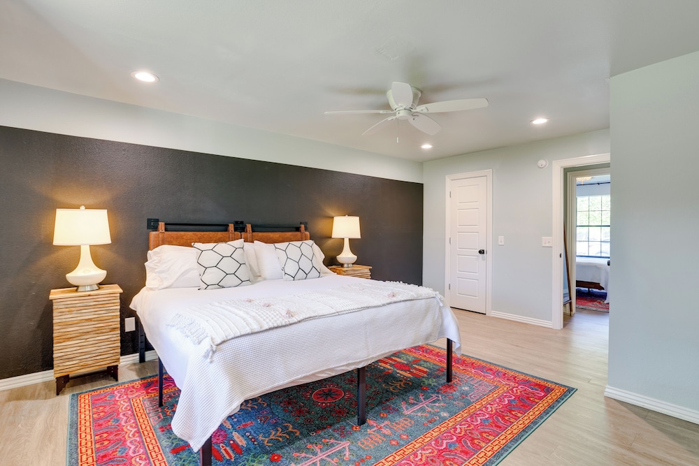 Lovely Bentonville Home W/ Grill: 1 Mi To Downtown - Bentonville, AR