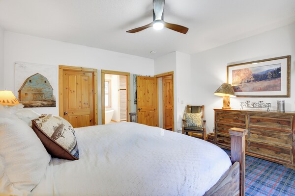 Peaceful Rhododendron Cabin W/ Fire Pit & Hot Tub! - Lost Lake, OR