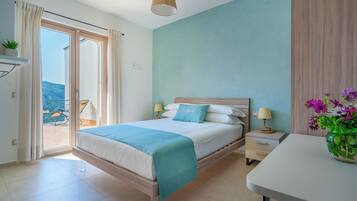 Roupa hipoalergénica, cofre no quarto, com decoração personalizada