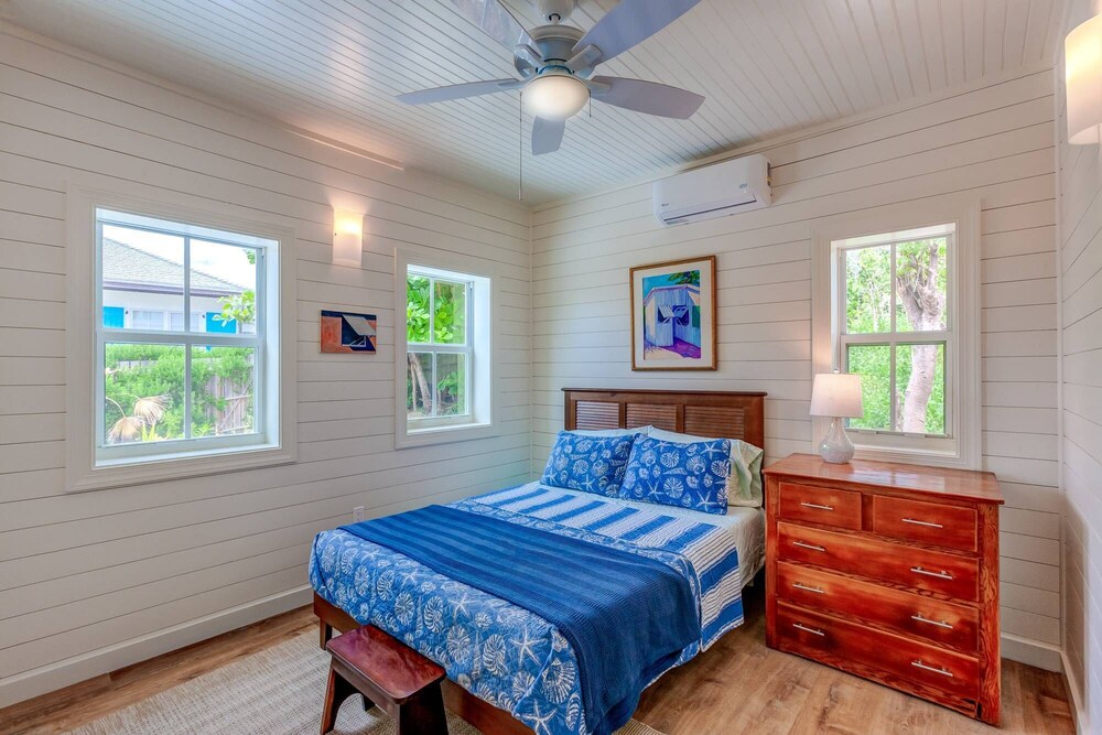 Beachfront 4 bed 3 bath luxury home with dock access, Hope Town ...