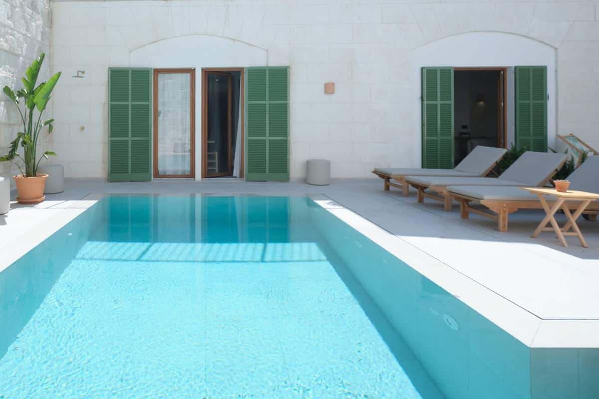 Quarto casal superior, suíte, vista para a piscina (Con salida a piscina) | Comodidades do quarto