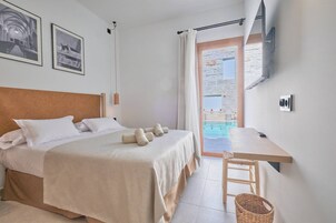 Quarto casal superior, suíte, vista para a piscina (Con salida a piscina) | Comodidades do quarto