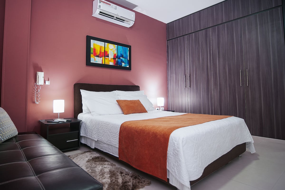 Apartamento | Edredons de pluma, cofres nos quartos, cortinas blackout