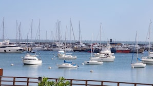 Marina com vários barcos atracados.