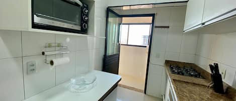 Apartamento panorâmico | Cozinha privada | Geladeira, talheres/pratos/utensílios de cozinha