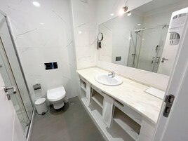 Quarto Standard, 2 camas individuais | Casa de banho | Um polibã, artigos de higiene pessoal grátis, um secador de cabelo