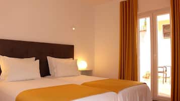 Quarto, 2 camas de solteiro | 1 quarto, frigobar, Wi-Fi de cortesia, roupa de cama