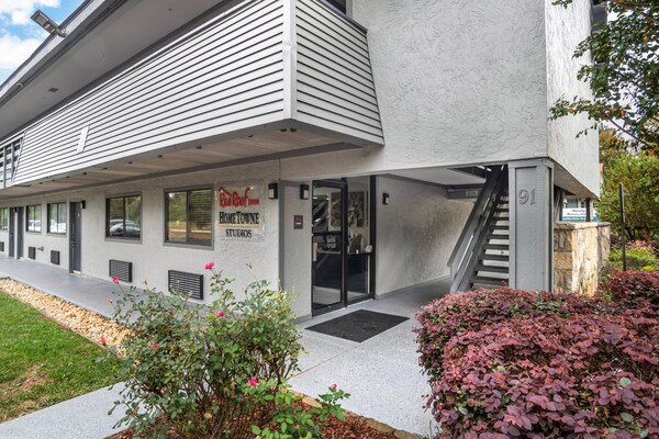 Hometowne Studios Greenville - Greer, SC