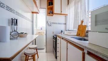 Apartamento | Cozinha privada | Um frigorífico, um micro-ondas, um forno, uma chaleira elétrica