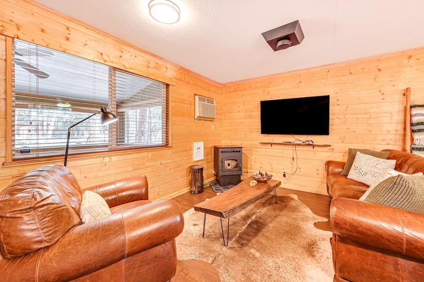 Forest Views & Fire Pit: Cozy Pine Cabin - 스트라우베리