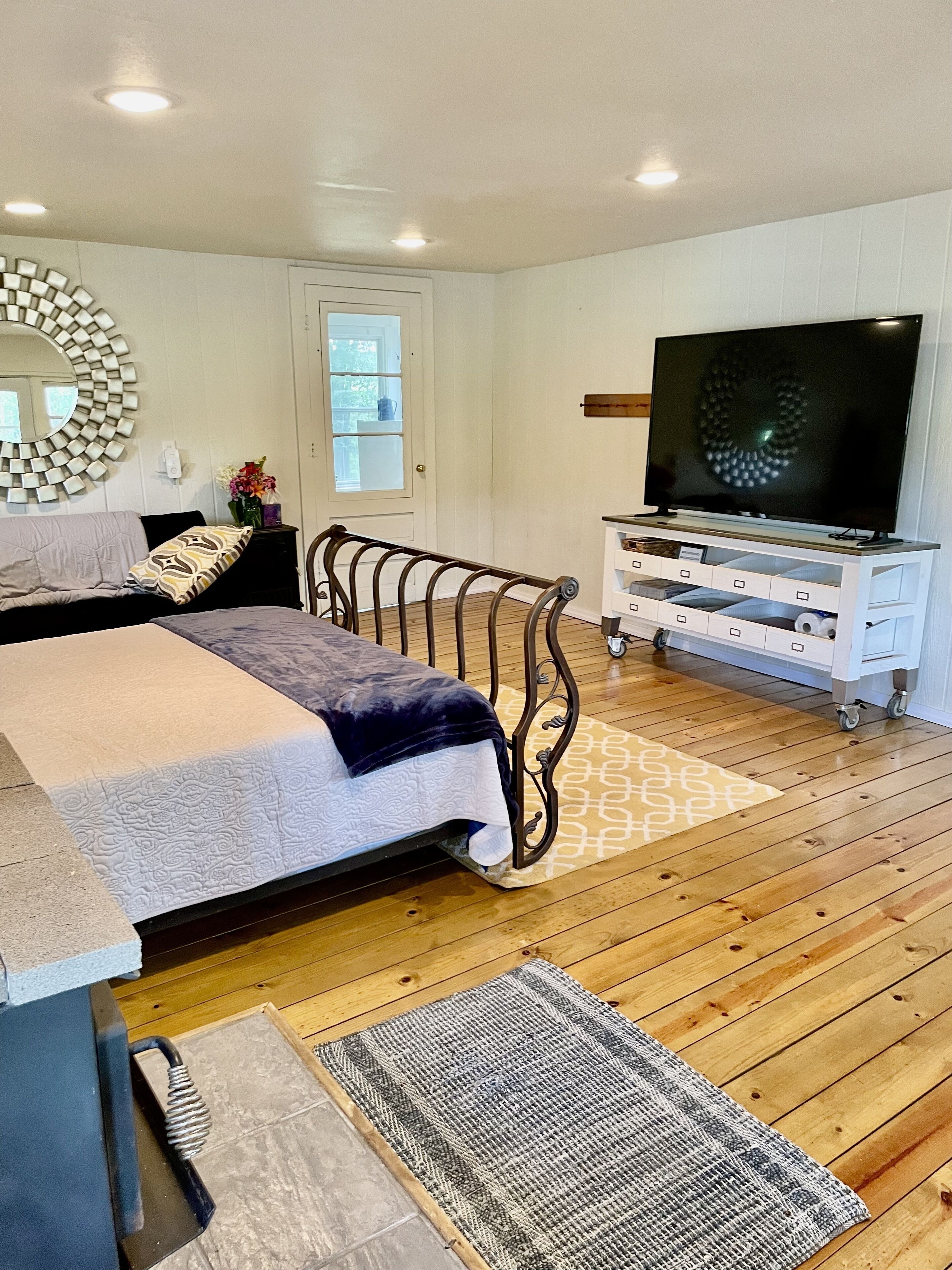 Cozy Cabin On The River!! Pet Friendly! - Waterloo, IA