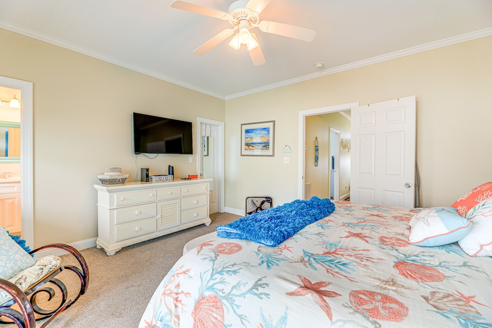 Atlantic Beach Retreat W/ 2 Decks: Steps To Beach! - Atlantic Beach, NC