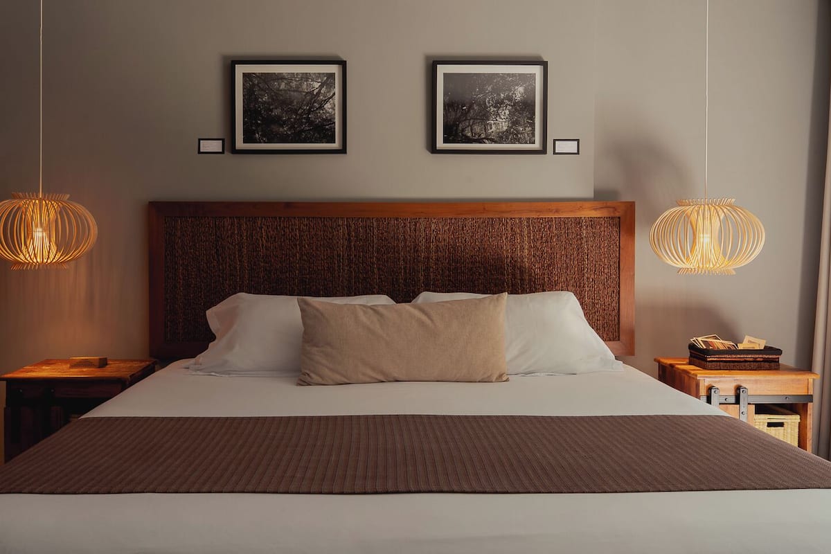 Suite Design, 1 cama king-size, pátio | Minibar, cofre no quarto, com decoração personalizada, secretária