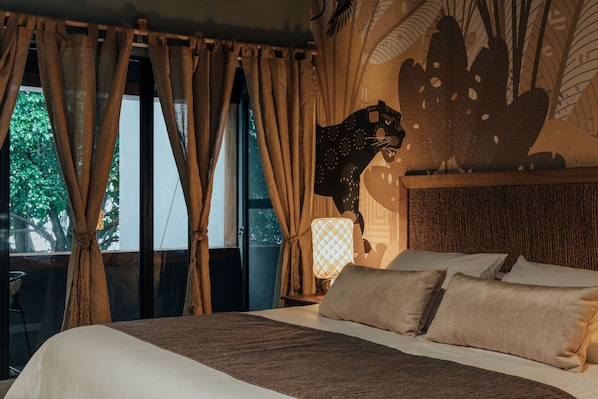 Suíte design, 1 cama King, sacada | Frigobar, cofres nos quartos, individualmente decorados, escrivaninha