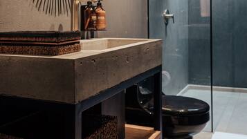 Quarto casal ou duplo design | Banheiro | Chuveiro, produtos de toalete grátis, secador de cabelo