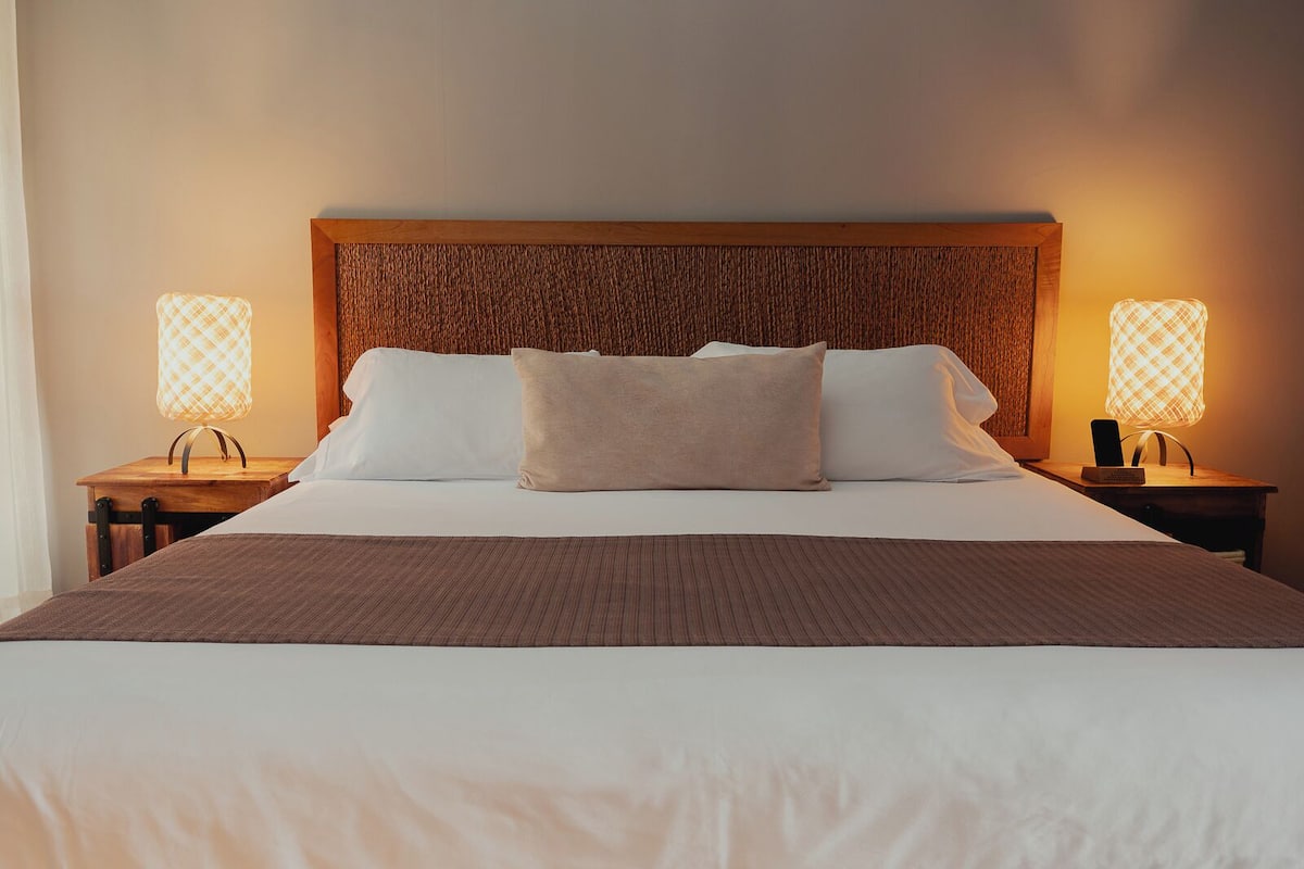 Suite Design, 1 cama king-size, varanda | Minibar, cofre no quarto, com decoração personalizada, secretária