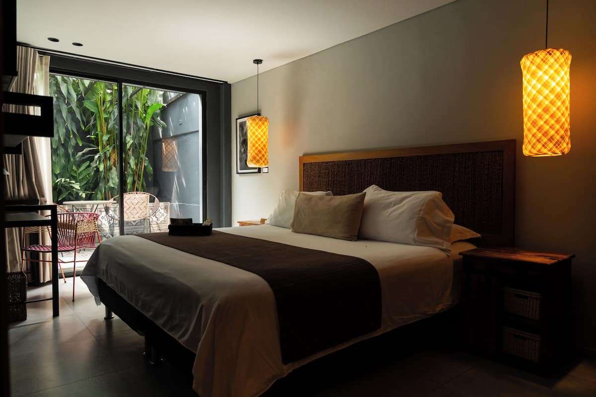 Suite Design, 1 cama king-size, pátio | Minibar, cofre no quarto, com decoração personalizada, secretária