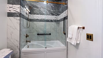 I Got Rhythm: Deluxe King, Ocean View | Casa de banho | Um secador de cabelo, toalhas fornecidas, sabão, champô