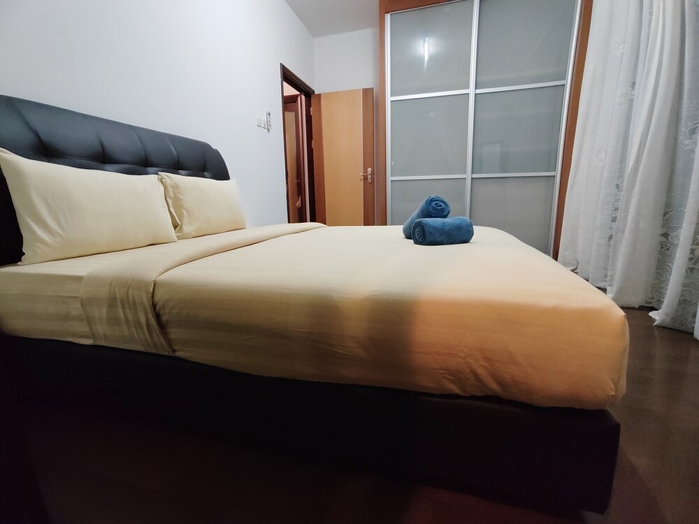 3.5 Storeys, Fitting Up To 12 Person Comfortably. Your Home Away From Home. - Miri