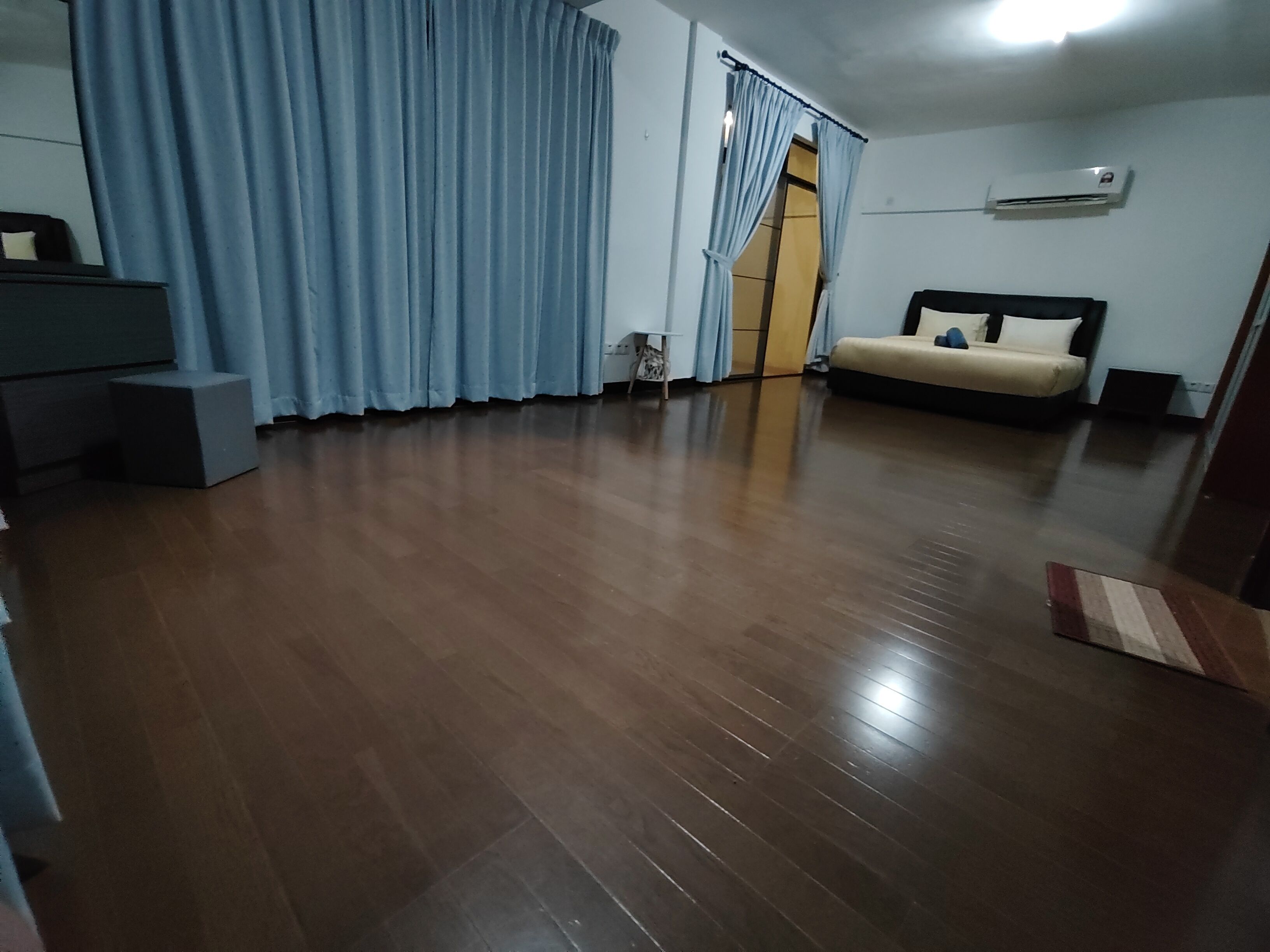 3.5 Storeys, Fitting Up To 12 Person Comfortably. Your Home Away From Home. - Miri