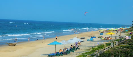 Na praia, espreguiçadeiras, 6 bares na praia