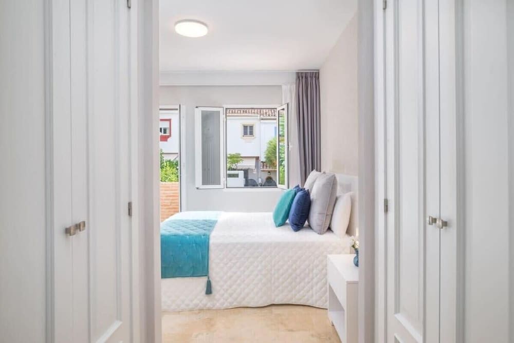 Manuel Hildalgo | Luxury Resort Pool Retreat Families - Marbella