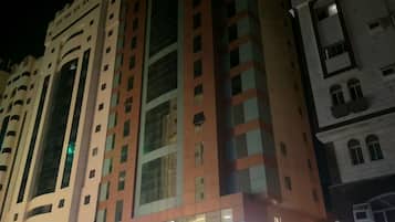 Fachada do alojamento (tarde/noite)