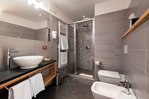 Suite | Banheiro | Chuveiro, produtos de toalete grátis, secador de cabelo, bidê