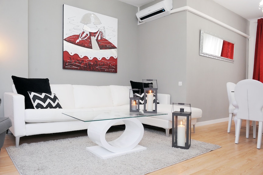 Spacious 4br Family Retreat Near Plaza Universidad - Barcelona