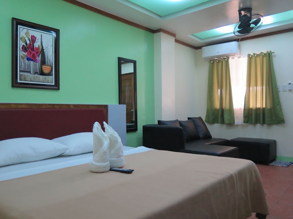 Badladz Beach & Dive Resort - King Pool Suite - Puerto Galera