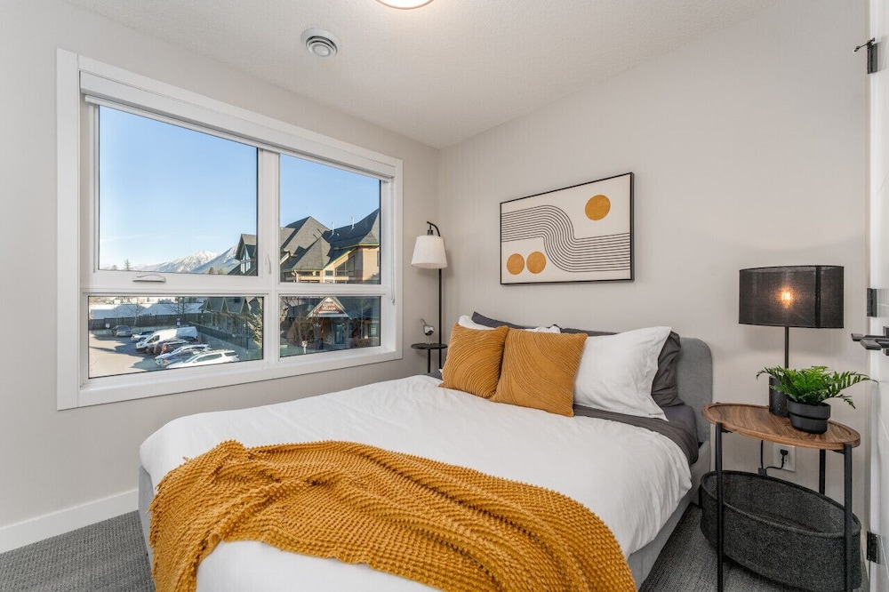 Skyview Retreat - Pool, Hot Tub & Parking - Canmore