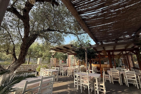 Café da manhã, almoço e jantar; culinária local, vistas para o jardim