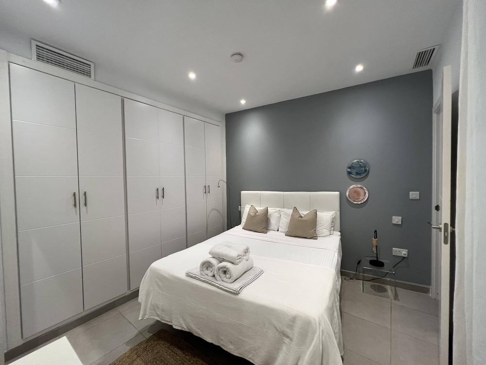 Cozy 1br W/ Rooftop Terrace In The City Centre - Gibraltar