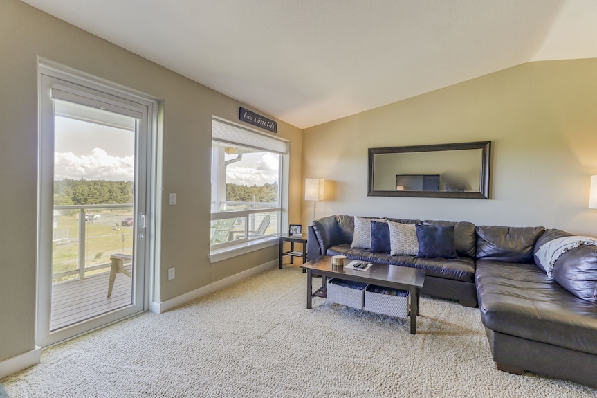 1035 Burk's Beach House - All Are Welcome Here - Westport Light State Park, Westport