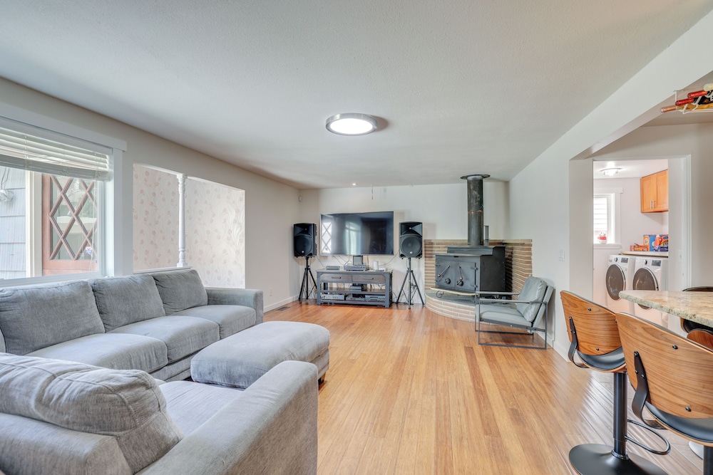 15 Mi To Dtwn Seattle! Home W/ Fun Outdoor Space - Kent, WA