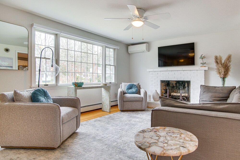 Charming Cape Cod Home ~ 1 Mi To Megansett Beach - Falmouth, MA