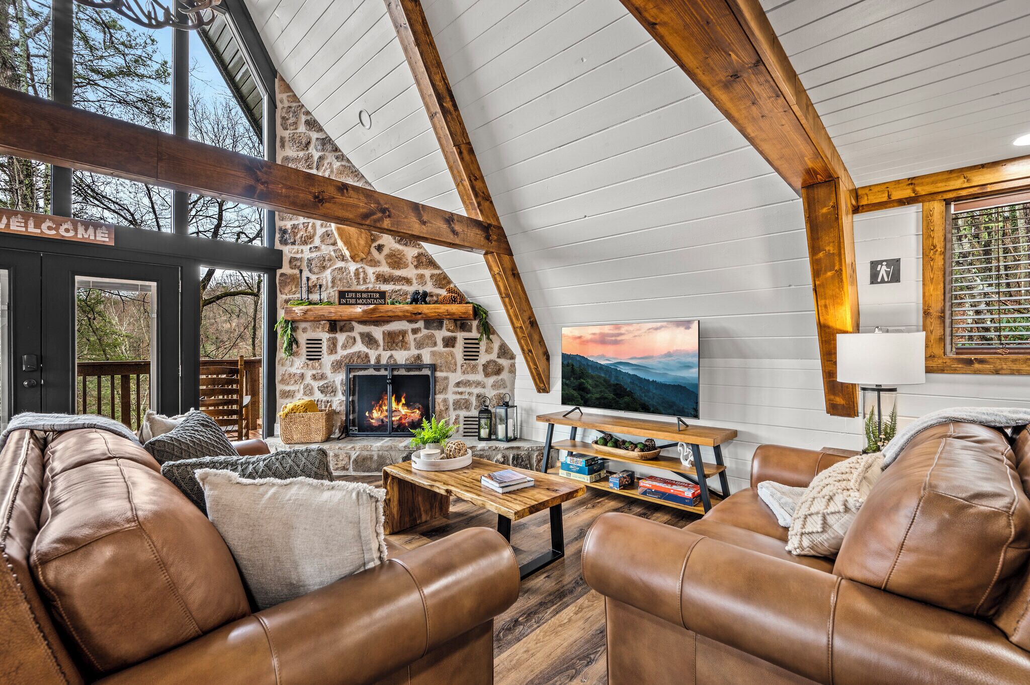 1 Mile To Dt, Hot Tub, Game Room & Fire Table! - Gatlinburg, TN