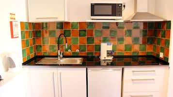 Suíte | Cozinha americana privada | Frigobar, micro-ondas, cooktop, chaleira elétrica
