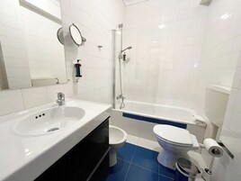 Suite, vista para o pátio | Casa de banho | Artigos de higiene pessoal grátis, champô, papel higiénico