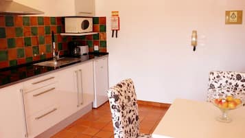 Suíte, vista para o pátio | Cozinha americana privada | Frigobar, micro-ondas, cooktop, chaleira elétrica